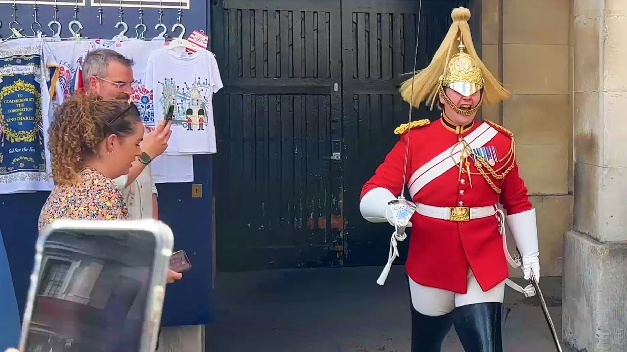 5 Reasons You Should NEVER Mess With The Kings Guards! - YouTube