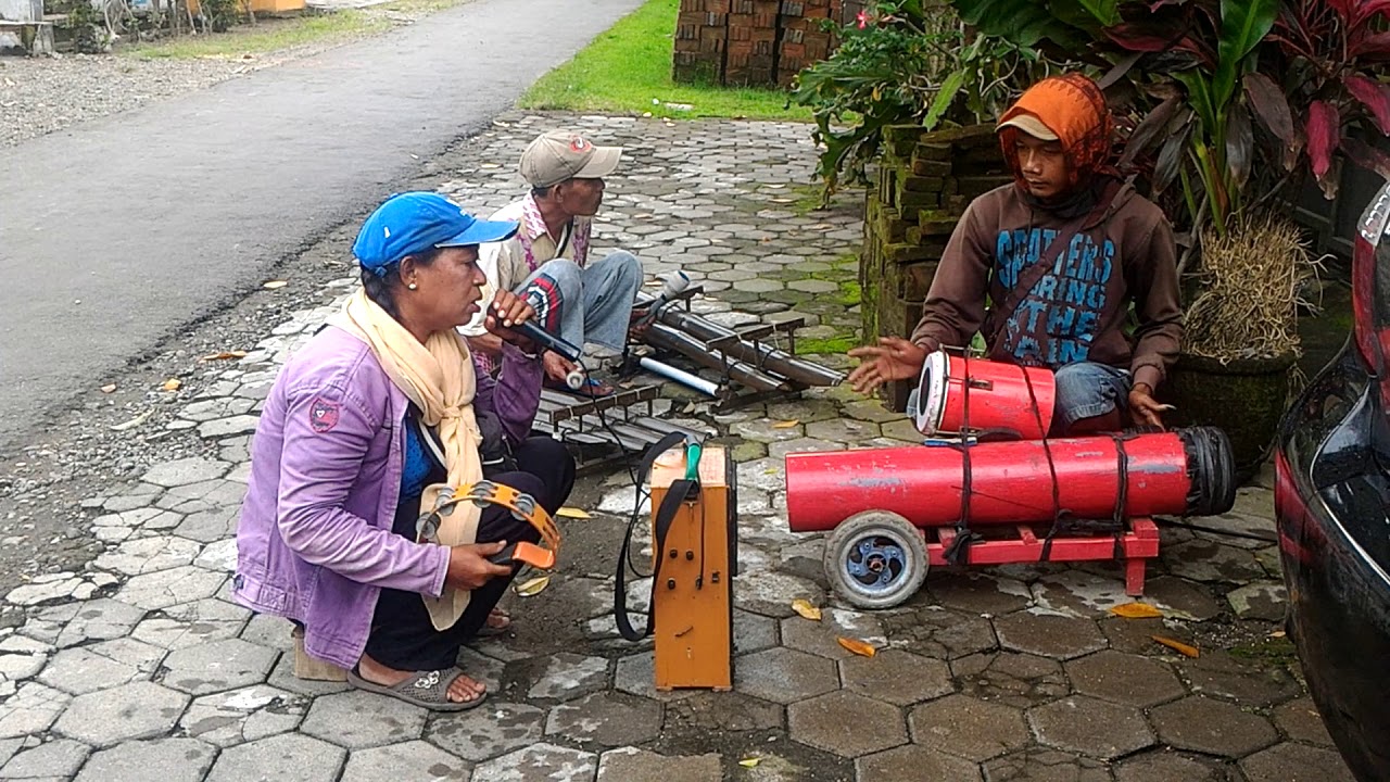 Pengamen tradisional dengan alat musik unik - YouTube