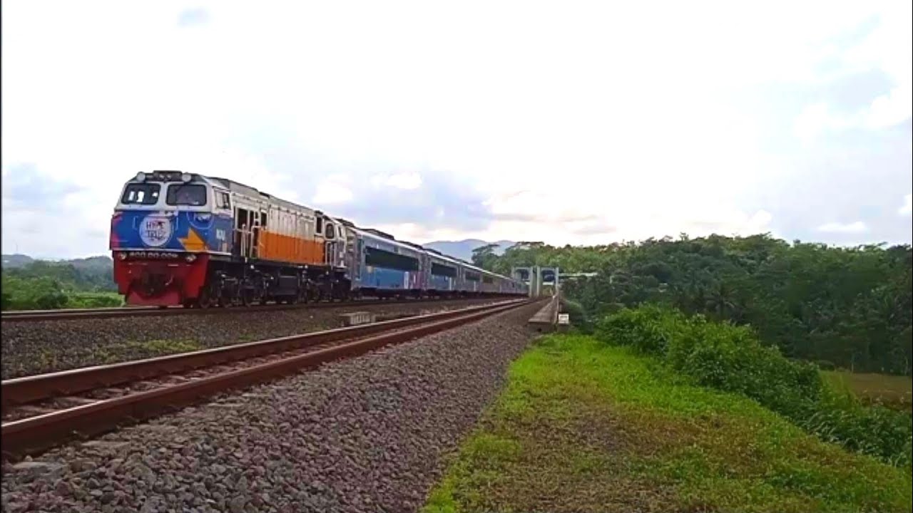 Kereta Api Tut Tut Tut!!! Kereta Api Melintasi Jembatan Sungai Logawa ...