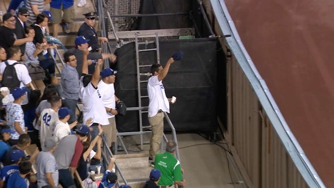 SF@LAD: Dodgers fan catches home run with hat - YouTube