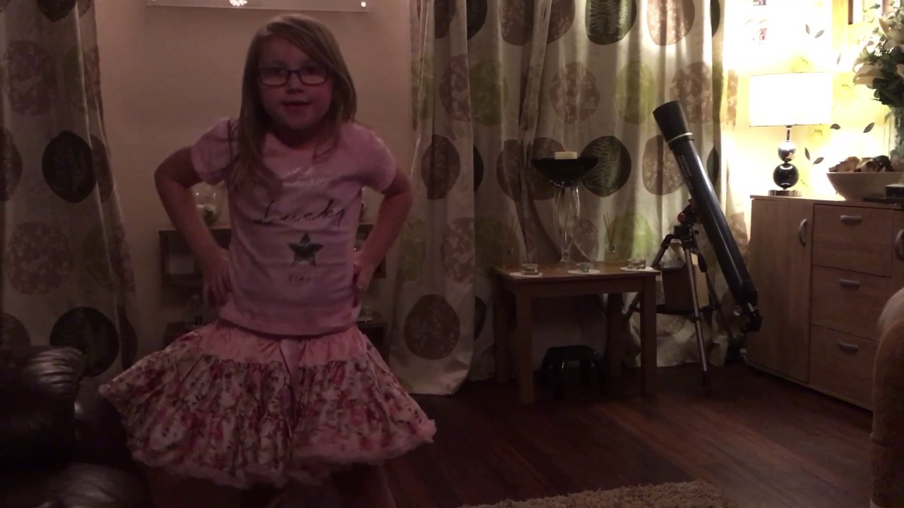 Amber dancing to uptown funk - YouTube