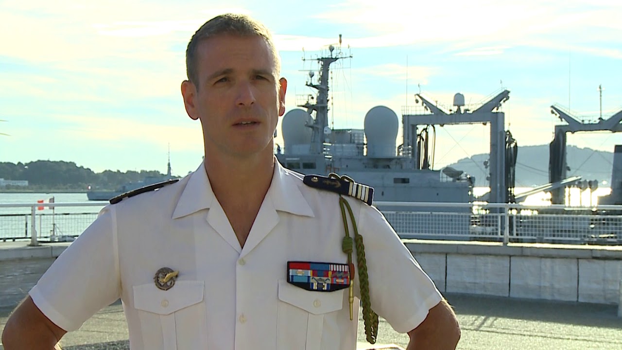 CMME : Interview du capitaine de frégate Loïs - YouTube