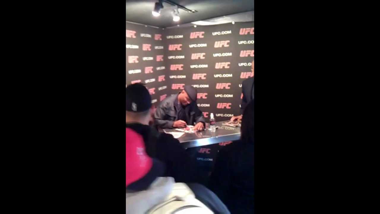 Anderson Silva signs autographs for UFC fans! - YouTube