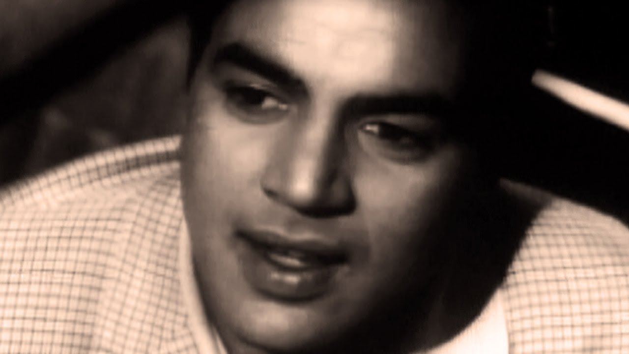 Dharmendra fools Johnny Walker, - Baharen Phir Bhi Aayengi Comedy Scene ...