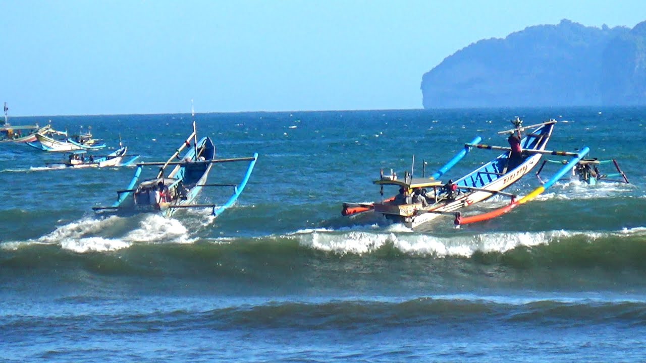 two Boats crashing on the waves in the afternoon - YouTube