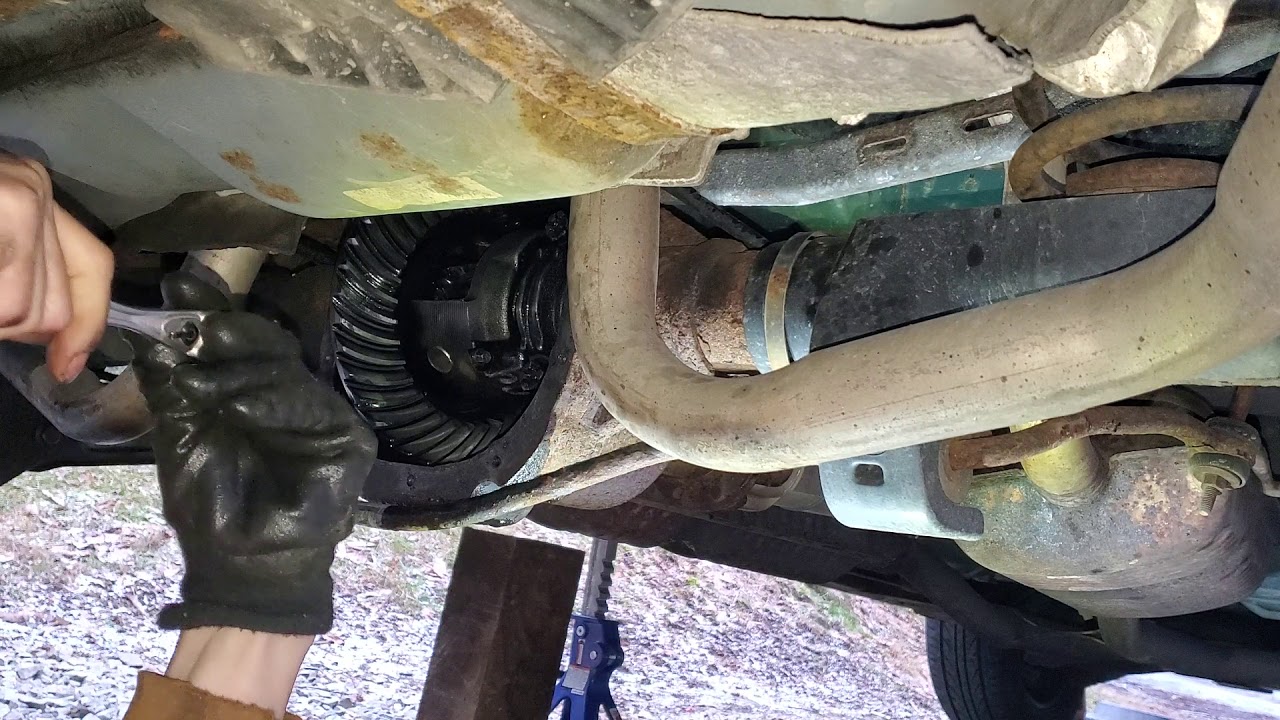 Rear Wheel/Axle Bearing Replacement On 2008 Ford Crown Vic Police ...