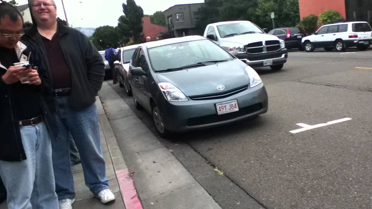 Line at Berkeley Apple Store Opening - YouTube
