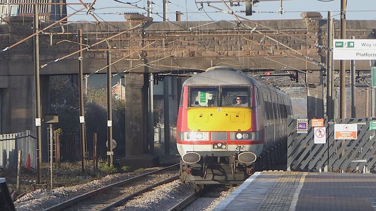 LNER 225 passes Newark Northgate at speed (9/1/23) - YouTube
