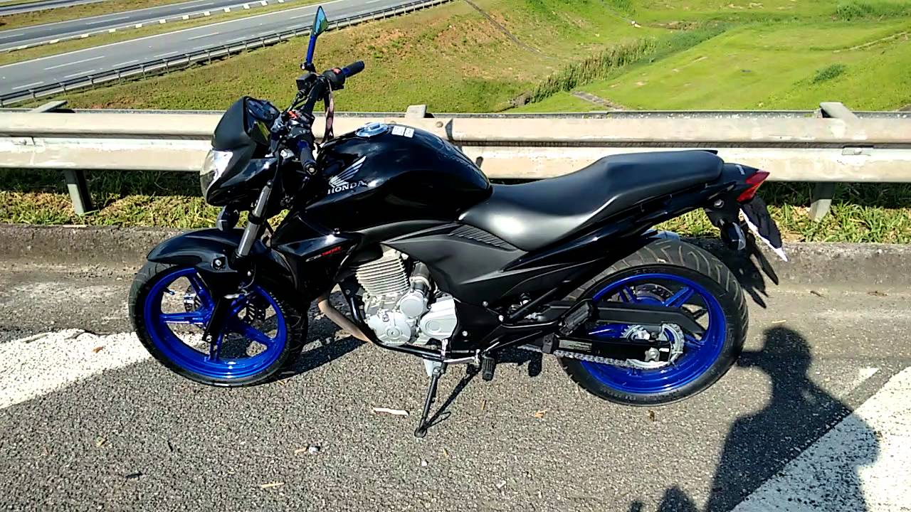CB300R Preta com roda azul - YouTube