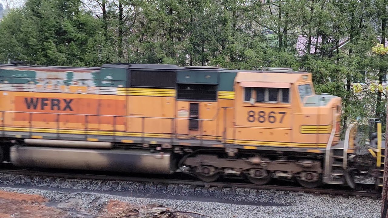 Wells Fargo Rail Locomotive 8867 - YouTube
