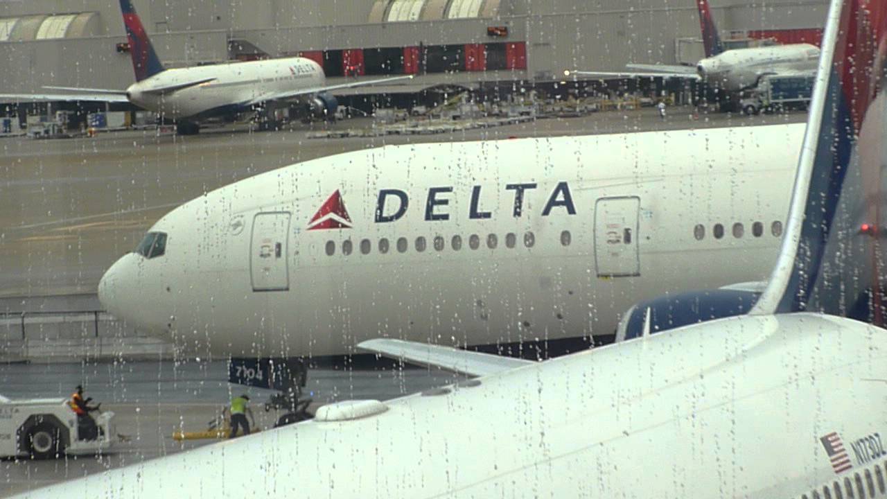 Delta Boeing 777 engine start / Démarrage moteur d'un Boeing 777 de ...