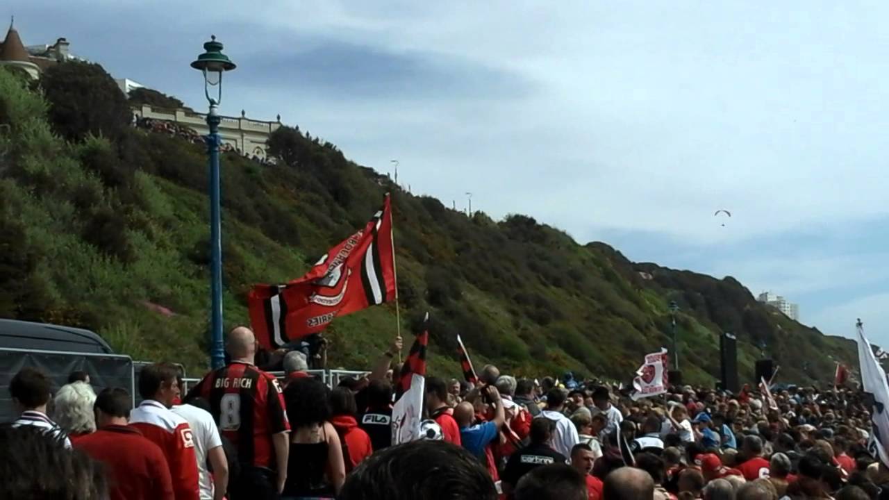 Afc bournemouth party on the beach - YouTube