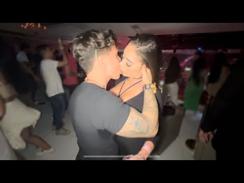 BEIJANDO DESCONHECIDA NA VITRINI SP