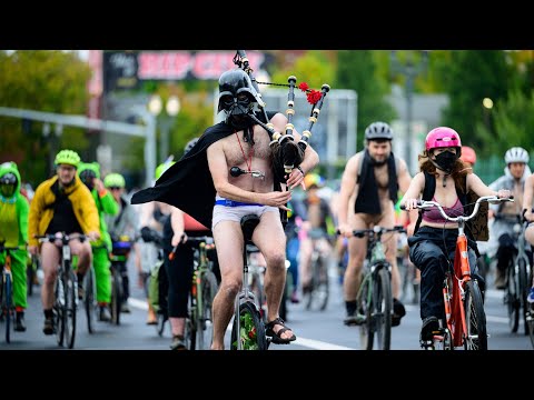 Decenas de personas pedalearon desnudas contra la posible militarización de Portland