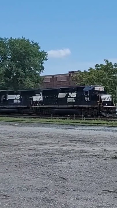 A very short NS train - YouTube