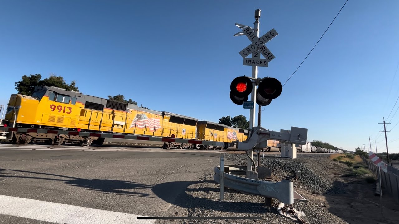 UP 9913 Manifest West - old Davis road railroad crossing, Davis CA ...
