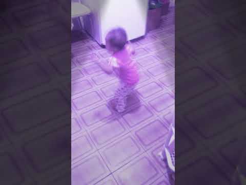 Stefany dançando funk