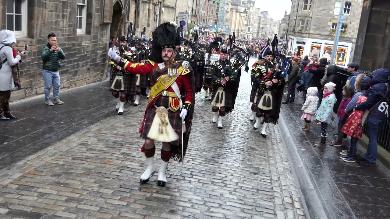 4 SCOTS The Highlanders hike up The Royal Mile (Edinburgh) - YouTube