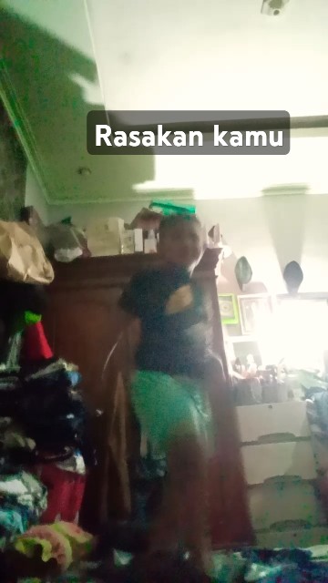 jatuh di kamar - YouTube