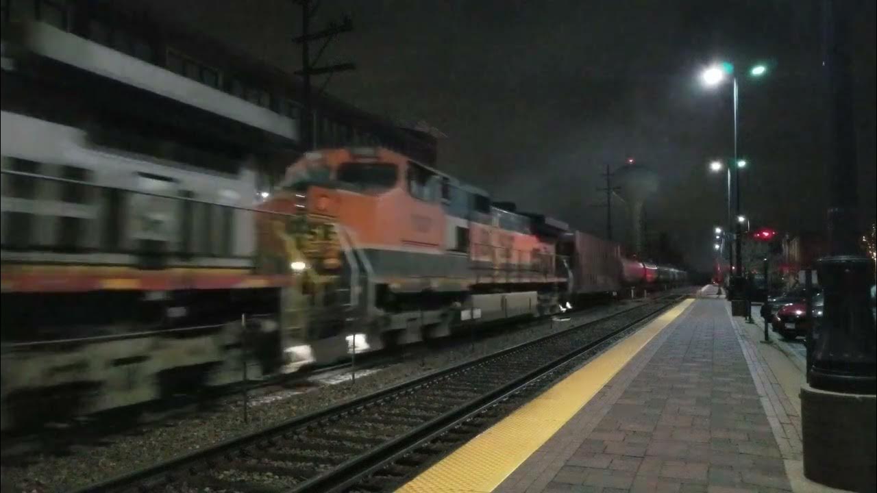 BNSF 'fakebonnet' and H1 Dash 9 lead CP 546 at Northbrook - YouTube