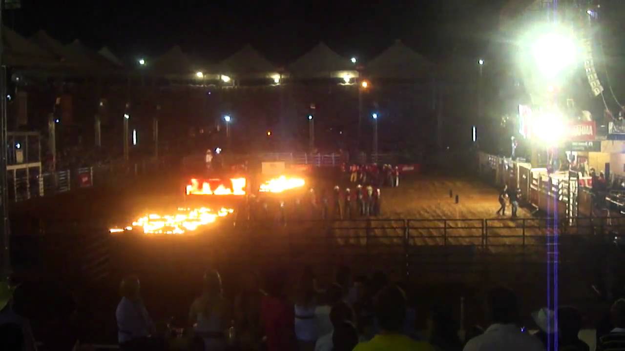 Apresentação dos Competidores do Rodeio Brahma Super Bull PBR - YouTube