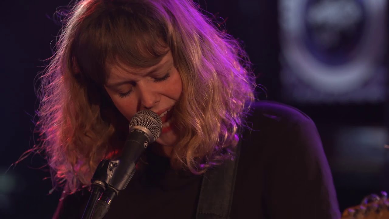 Pip Blom performs 'Pussycat' live at the Music Moves Europe Talent ...