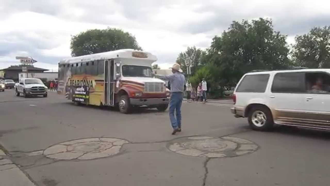 Mayor directing traffic after Parade July 4th Williams, Az - YouTube