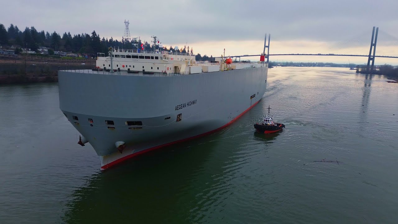 Tugs Ocean Kotenay and Shuswap bring in the RORO Aegean Highway. - YouTube