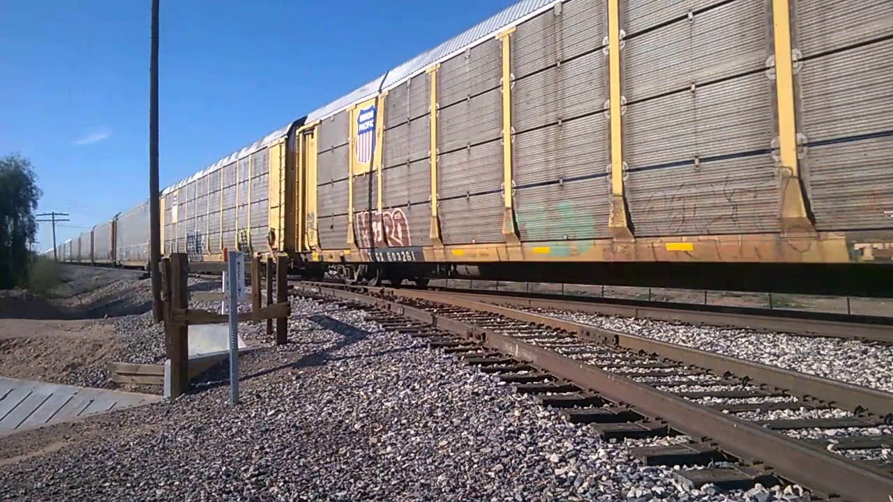 Union Pacific 9052 leads auto train - YouTube