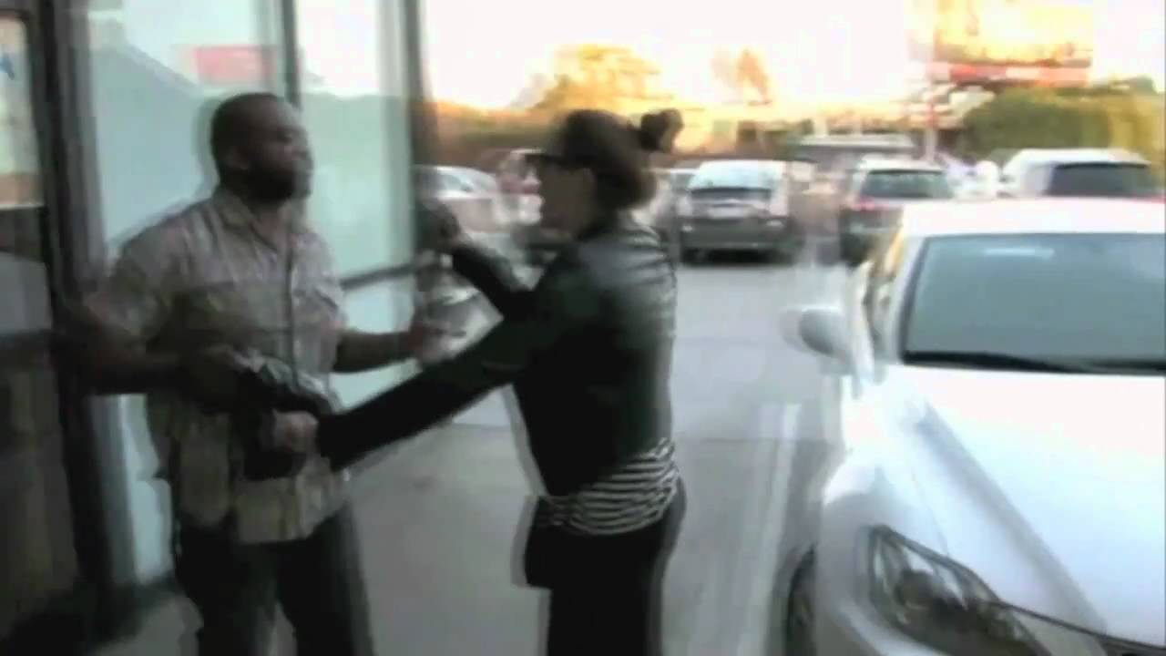MILEY CYRUS YELLS AT PAPARAZZO... TWICE! - YouTube