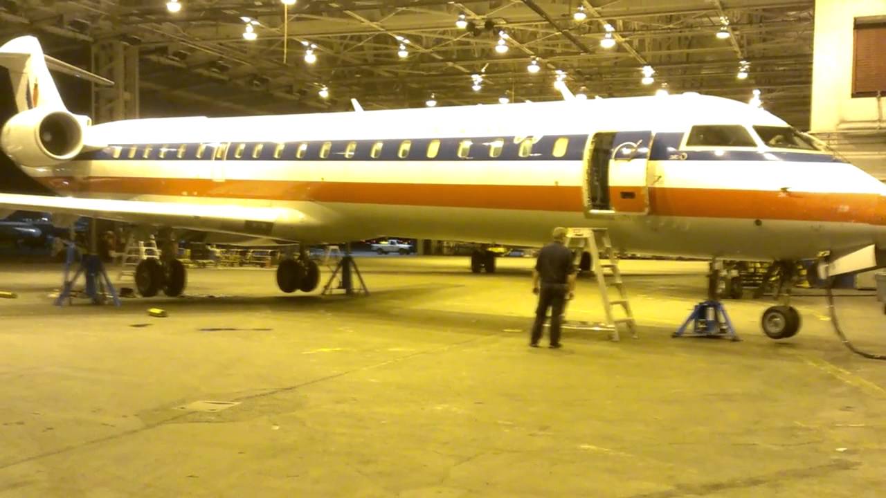 CRJ700 Landing gear swing test - YouTube