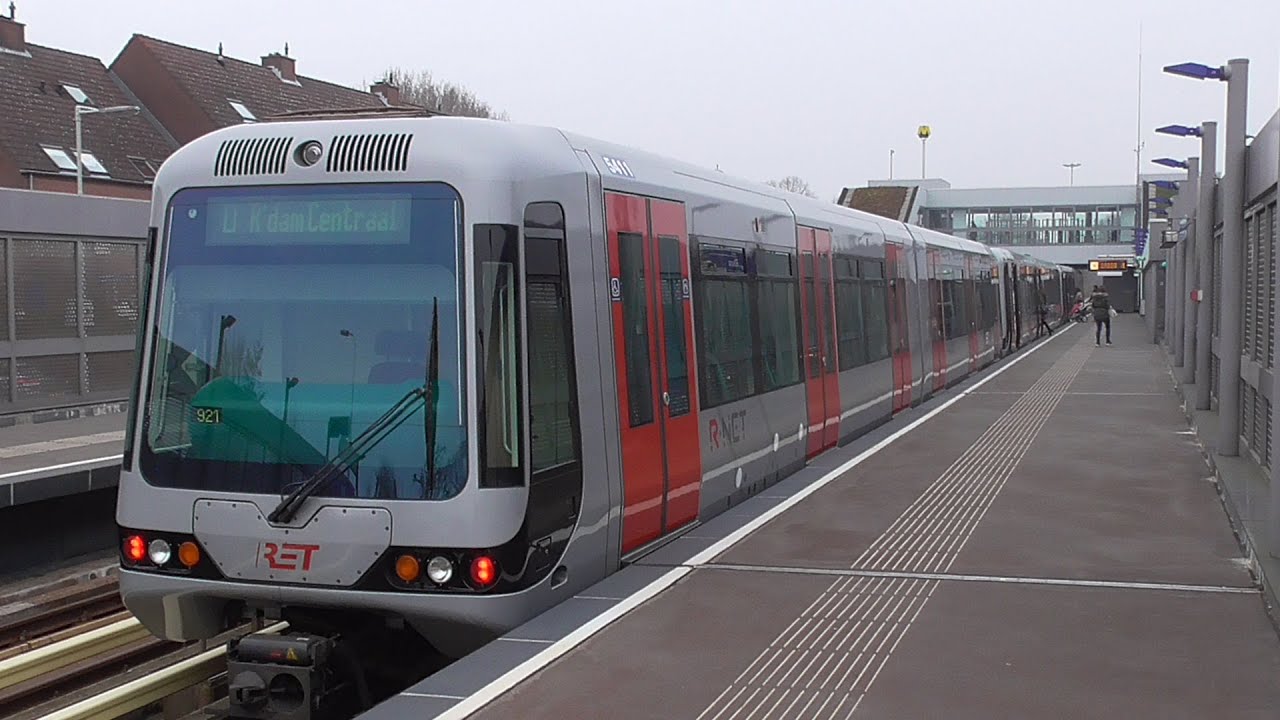 RET Metro 3*Type S komt aan en vertrekt op station Rhoon richting ...