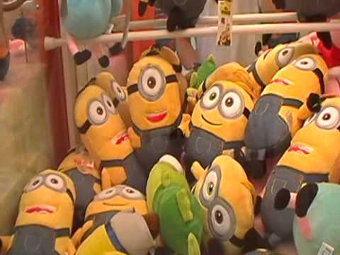 MINION STUCK ON THE CLAW; CLAW MACHINE WIN; TAIWAN CLAW MACHINE - YouTube