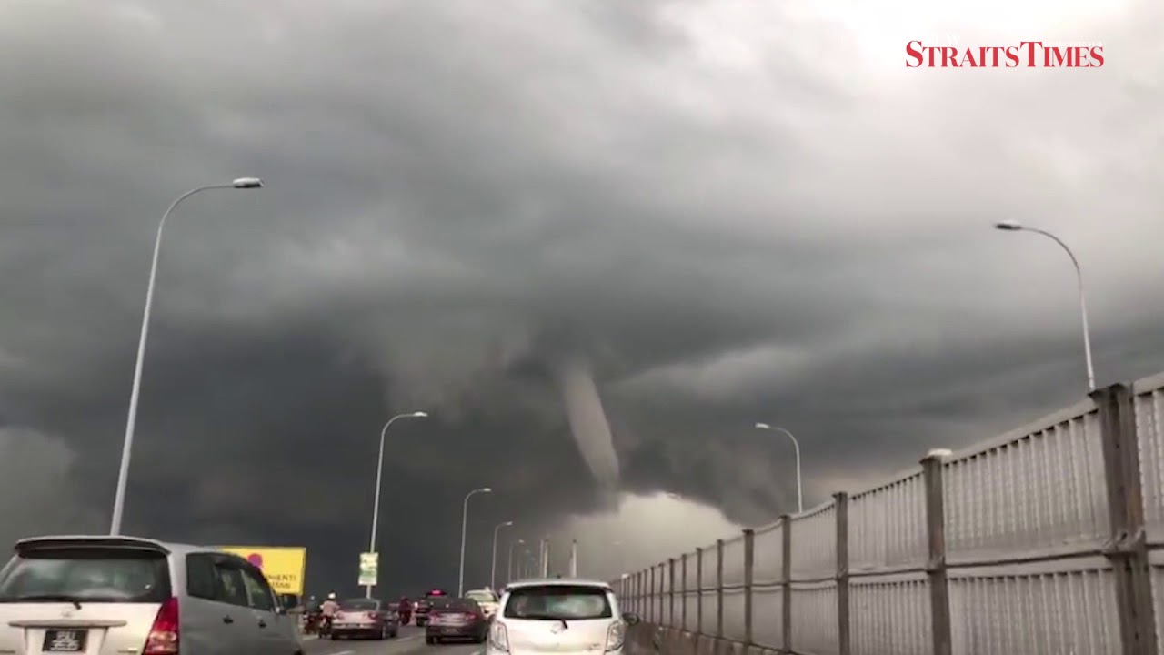 Waterspout near Penang Bridge leaves motorists transfixed - YouTube