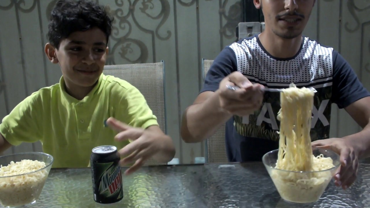#تحدي الاندومي مع العقاب Indomie challenge - YouTube