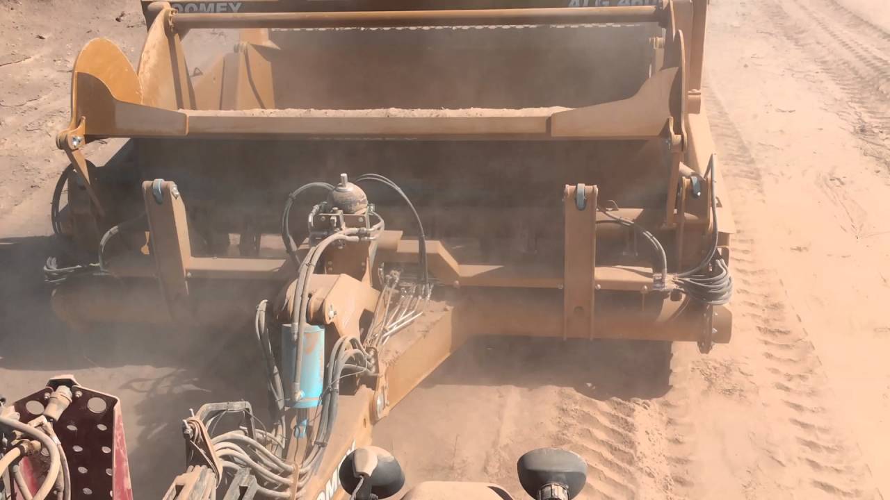 TOOMEY 4600B Scraper loading dry, coarse sand in the bed of the ...