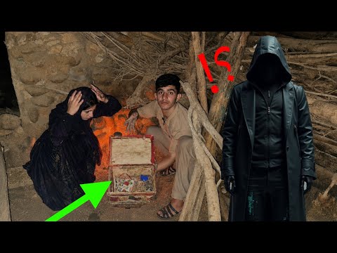 Finding a Mysterious Buried Chest: A Killer Who's Still Alive!?