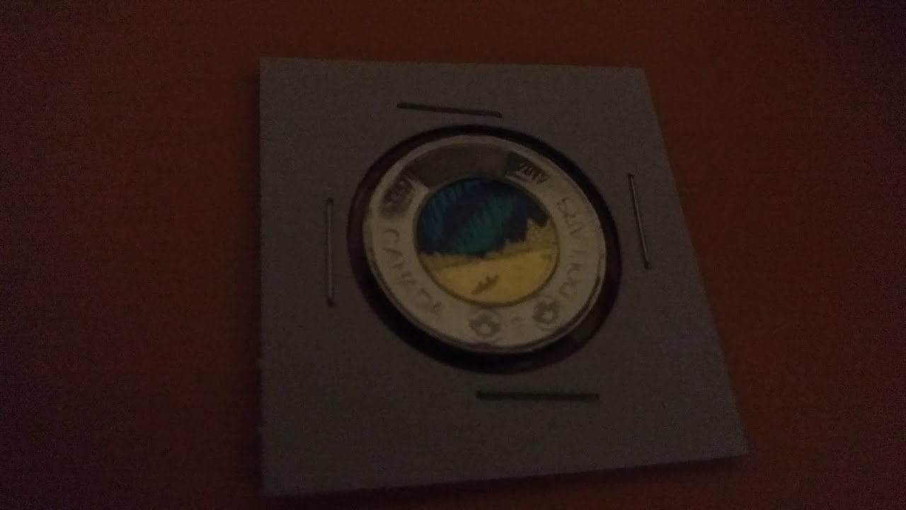 UV light on Glow in the dark "Toonie", Canadie 2 Dollar coin. - YouTube