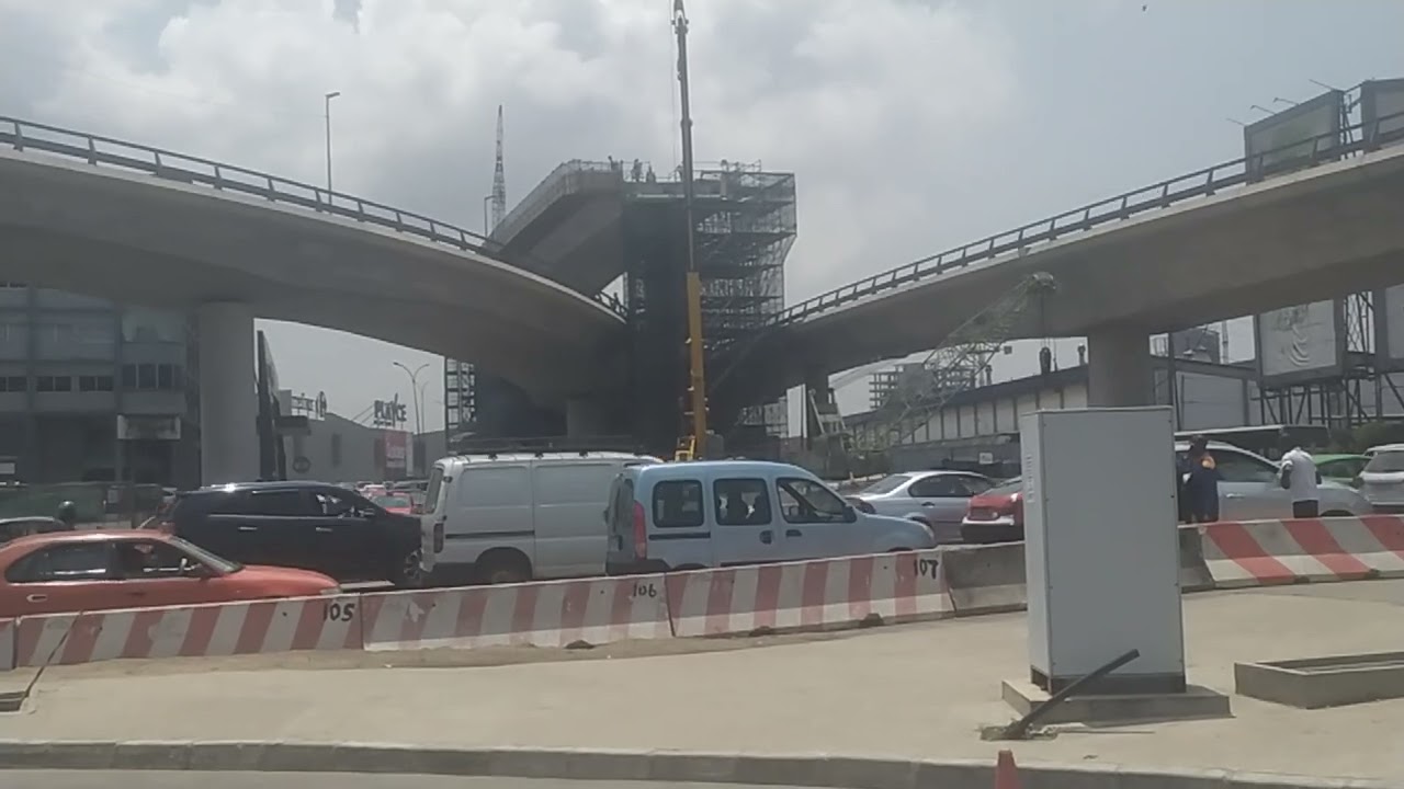 LE SURPLOMB DE L'ÉCHANGEUR DE SOLIBRA À TREICHVILLE EST EN COURS DE ...