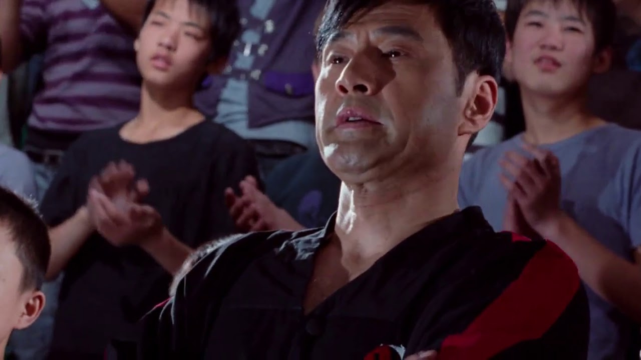 Cheng contra el de azul, El Karate Kid - YouTube