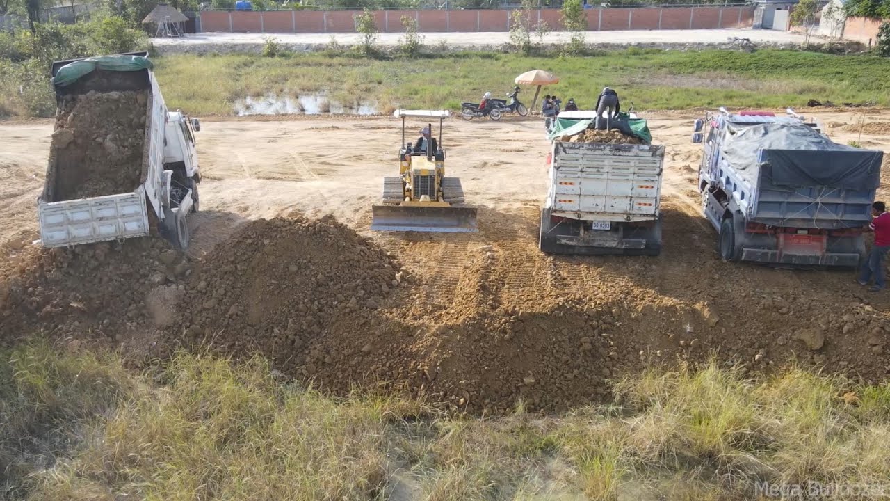 Nice Follow Principle Small Bulldozer Pushing Dirt And Dump Truck 5Ton ...