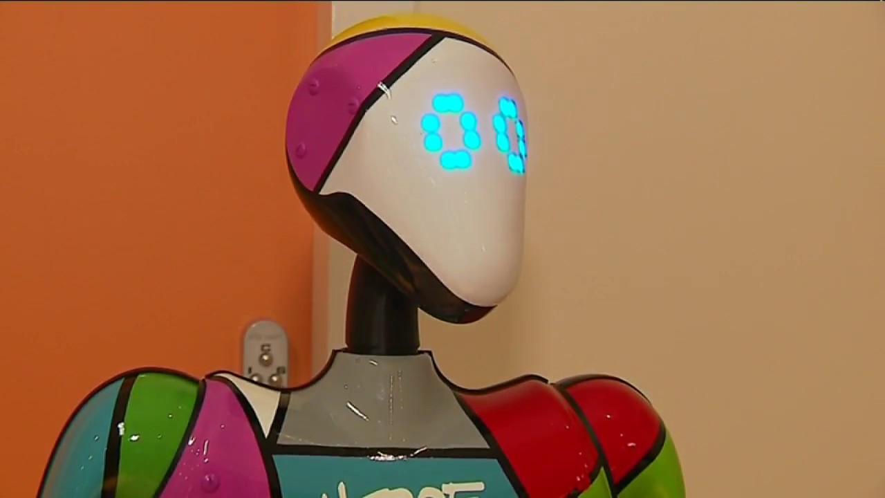 Robot Hope : le compagnon de soins des enfants du CHU de Rouen - YouTube