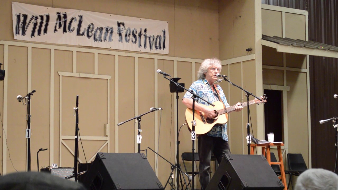 Rod MacDonald singing I'd Love To Be Wrong at 2017 Will McLean Music ...