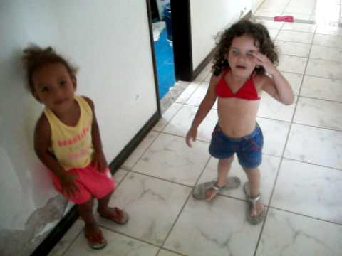 Sarinha e Aninha dançando funk.