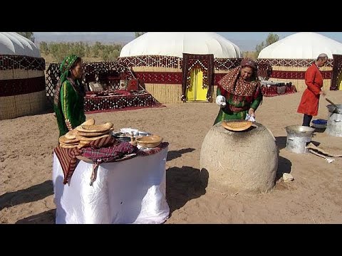 L'ichlekli, la tourte cuite dans le sable des nomades turkmènes - YouTube