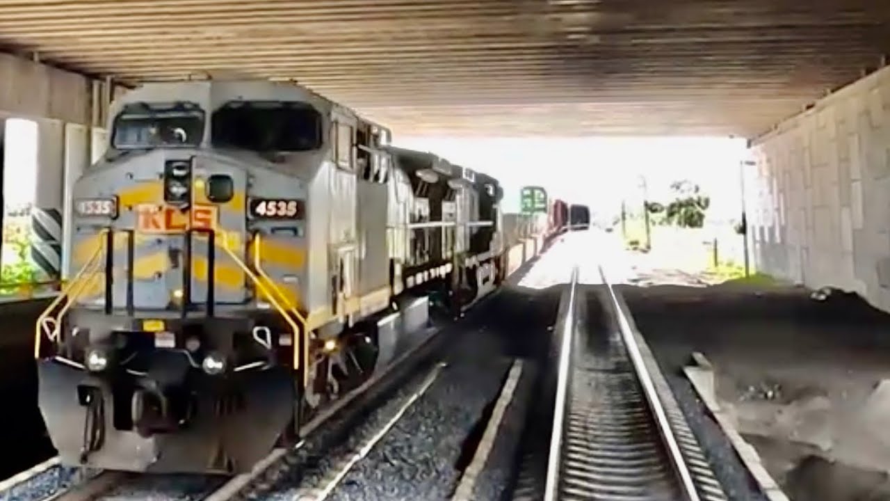 4K Increible, encuentro de Trenes Ferromex & KCSM bajo el puente de la carretera Ir - YouTube