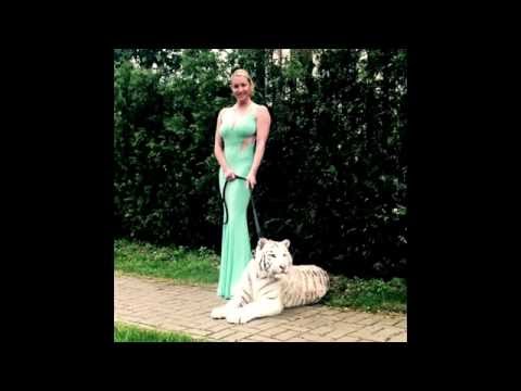 Russian star Volochkova without underwear eclipsed by the bride at a wedding.