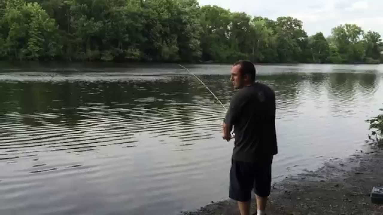 How to use a rubber nightcrawler, Crazy Kevin Wild Fisherman - YouTube