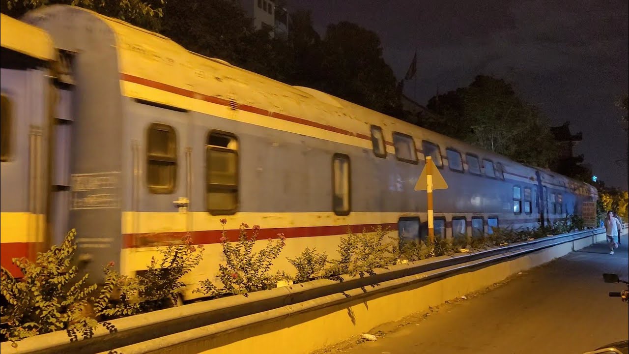 Đêm Cuối Năm D13E-710 Kéo 2 Toa Khách A2T Rỉ Nát Theo Tàu Rỗng Về Sài ...