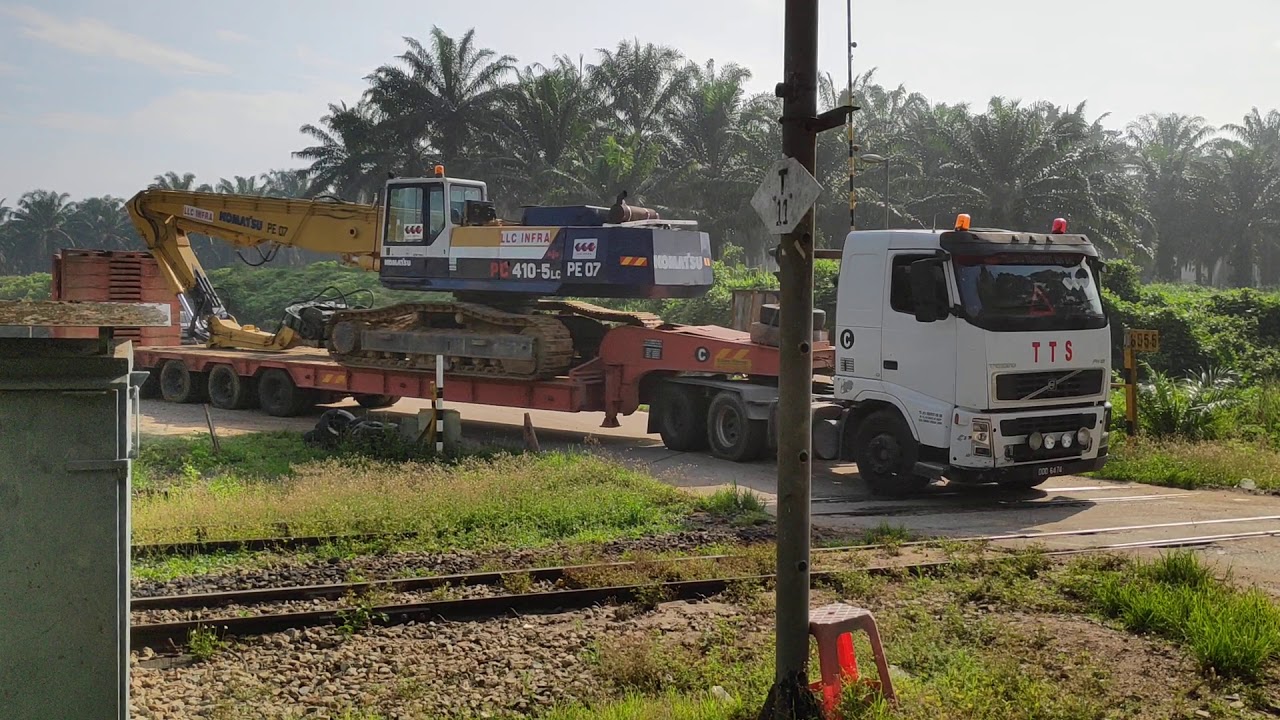 BIG TRAILER TRUCK CROSS LEVEL CROSSING - YouTube